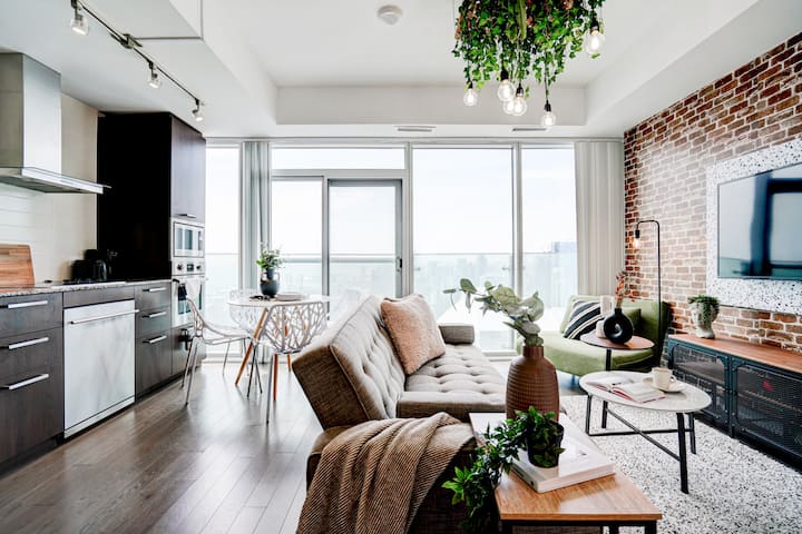 Concrete Jungle In City: Free Parking & City View - Toronto