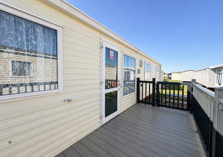 Caravan With Decking At St Osyth, Ref 28021gc - Clacton-on-Sea