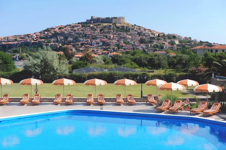 Family Room 2-bedroom 2-bathroom (Renovated) - Лесбос