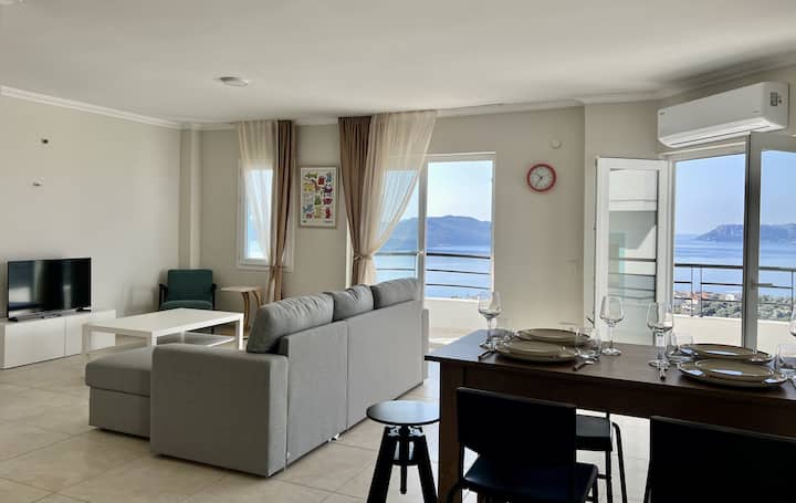 Lacivert Apart: 180 Derece Manzaralı Modern Ev - Kaş