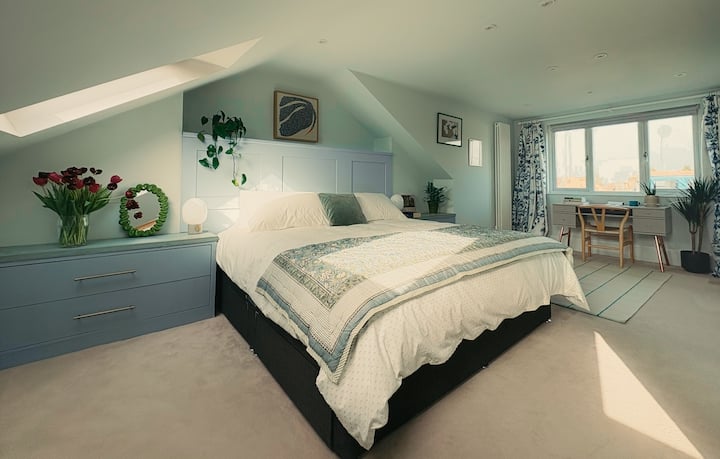 Bright Ensuite Room + Super-king | Gloucester Rd - Bristol