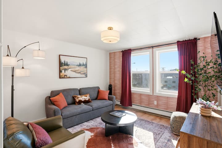 Walkable Downtown Apt With Views From Every Window - Seward, AK