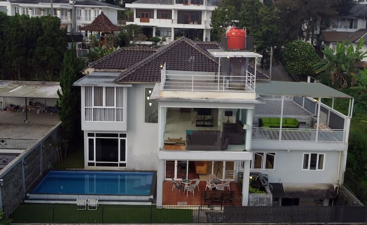 Mountain Scenic Villa - Private Pool & Karaoke - Bandung