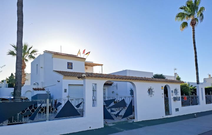 Amplia Villa Con Apartamento Estudio Para 10 - Garrucha