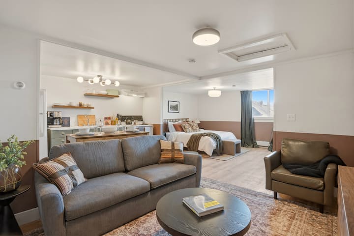 Gorgeous Bay Views - Walkable Downtown Apartment - Seward, AK