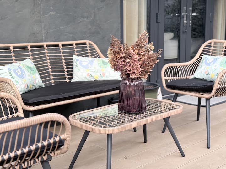 Modern Garden Summer House With Private Patio - Aylesbury