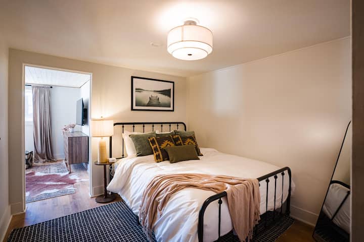 5 Min Walk To The Bay- Stylish Downtown Apartment - Seward, AK
