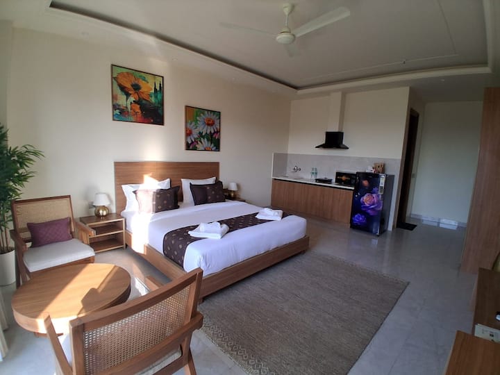 Dwellr – Your Peaceful Stay With Rooftop - Gurugram