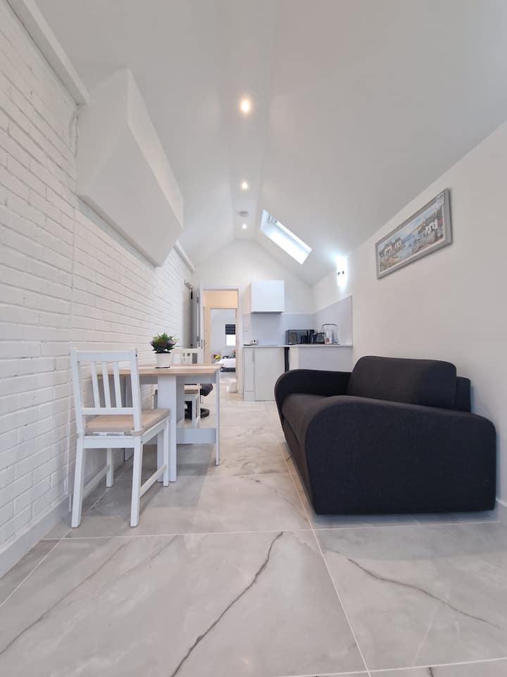 Modern Suite Near East Worthing Station • Sleeps 3 - Brighton & Hove