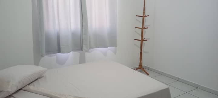 Alugo Quartos Confortáveis A 100 Metros Da Unipar. - Renascença