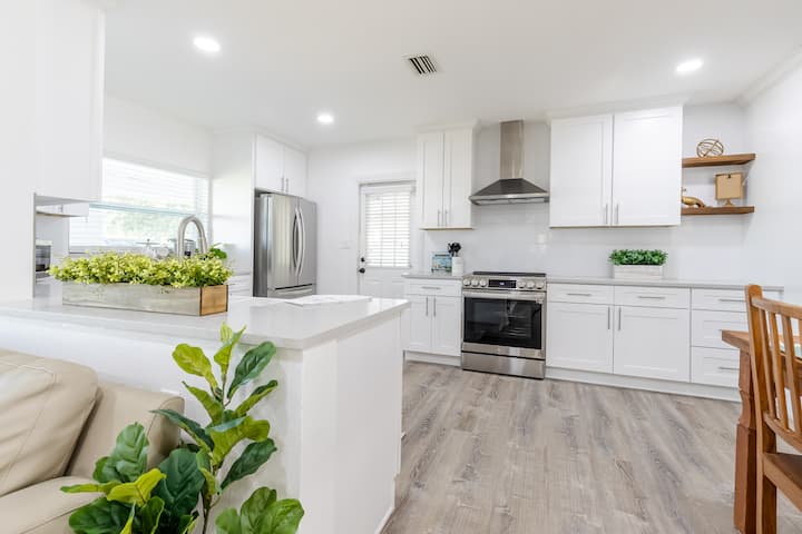 Walkable Tampa Bungalow Close To Top Spots - Tampa, FL