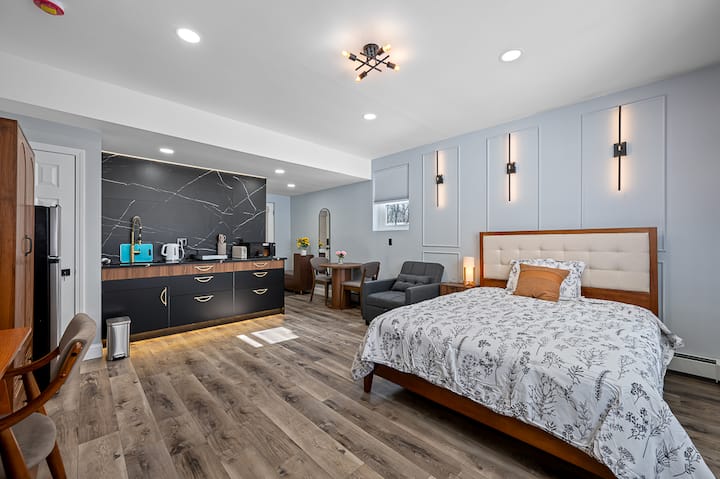 Chic Modern Studio | Near Umass - Lake Quinsigamond, MA