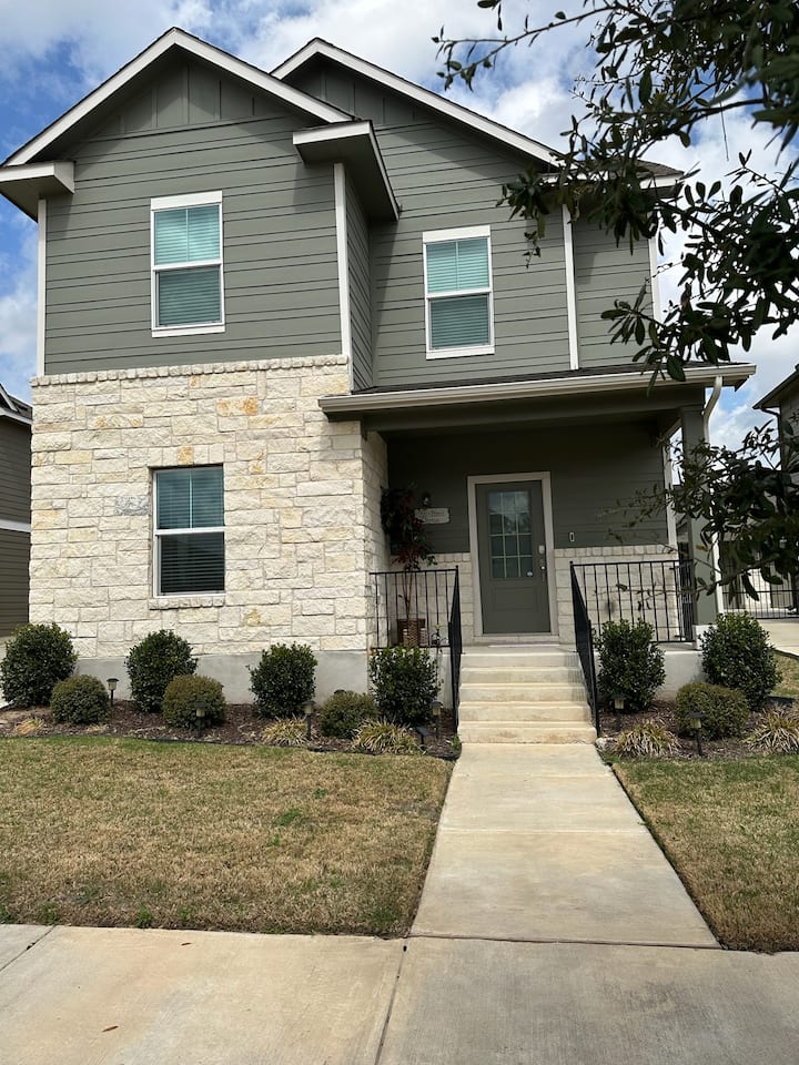 Cozy 2 Story Get Away - Leander, TX