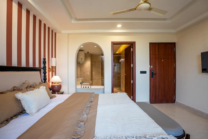Serene Escape With Bathtub & Balcony - Gurgaon