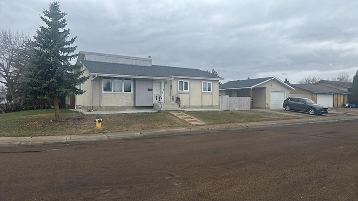 Sleep 10, The Home Away From Home, Main Floor Only - Edmonton