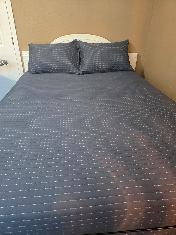 North Topeka 2 Bed 1 Bath Clean& Cozy - Topeka, KS