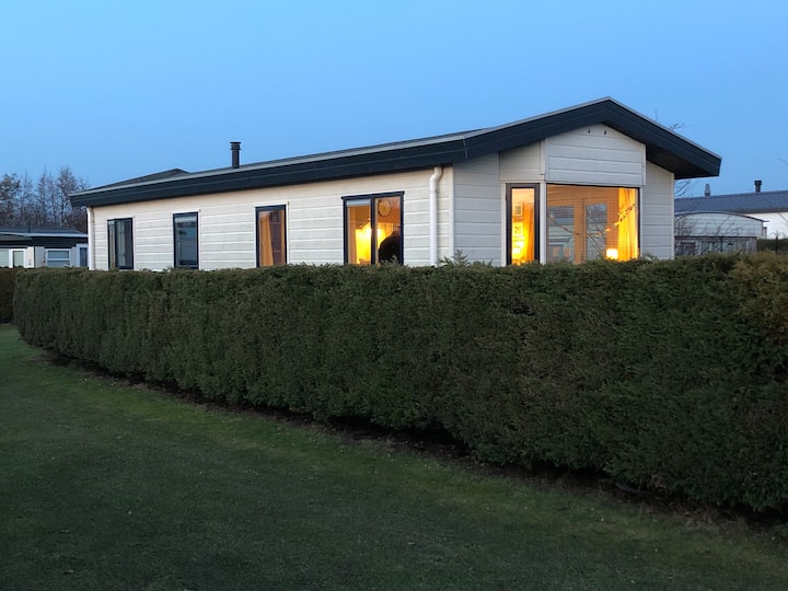 De Oploader Een Ruim Chalet Om Lekker Op Te Laden - Ameland