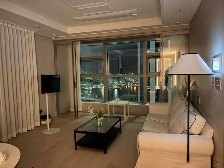 부산역 도보 15분. 오션뷰 야경. 깔끔한 신축 아파트. 세탁기O - Busan