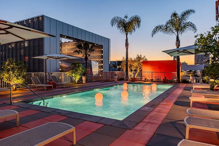 Luxury Hollywood High Rise - West Hollywood, CA