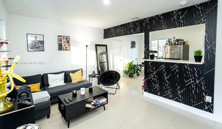 Chic Miami Getaway • Backyard Oasis • Sleeps 6 - North Miami Beach, FL