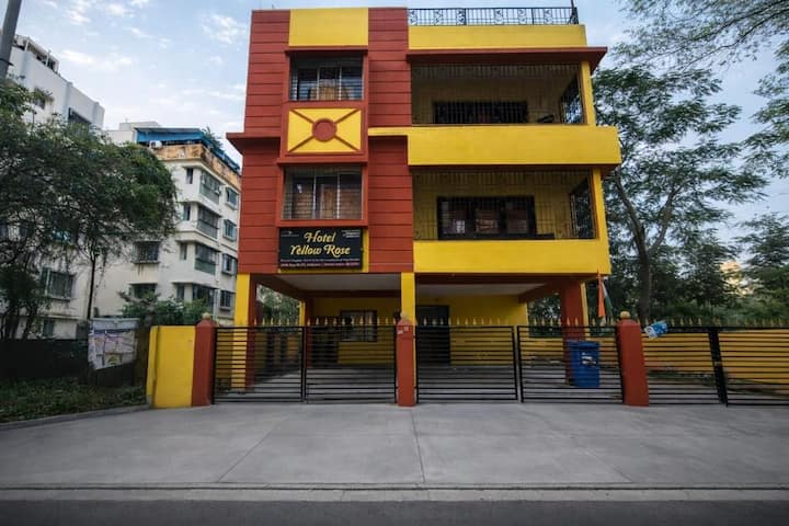 Yellow Rose Hotel 8 Rooms Best For House Parties - Kolkata