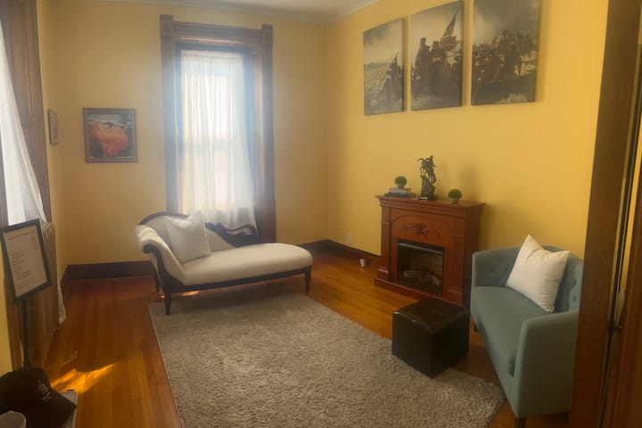 Room #27 - King Size Bed & 3 Piece Private Bath - Prescott