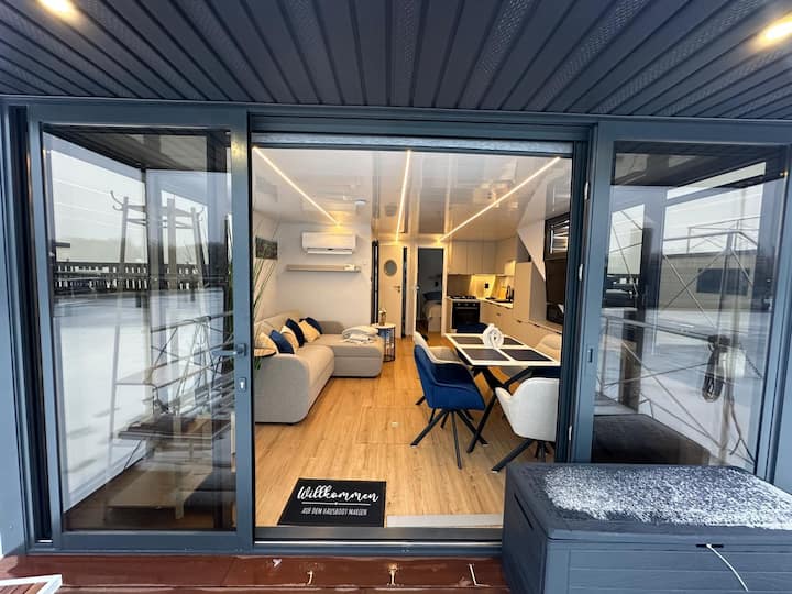 Hausboot „Nikolai“ – Mit Sauna & Dachterrasse - Stralsund