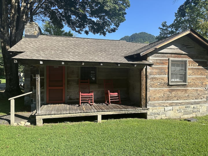 Cabin 6 - Creek Side Cozy Cabin - Maggie Valley, NC