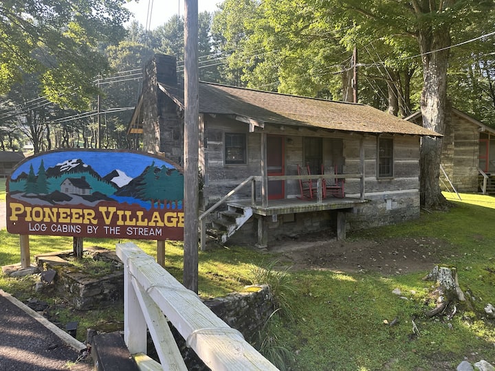Cabin 8 - Cozy Mountain View Studio - Maggie Valley, NC