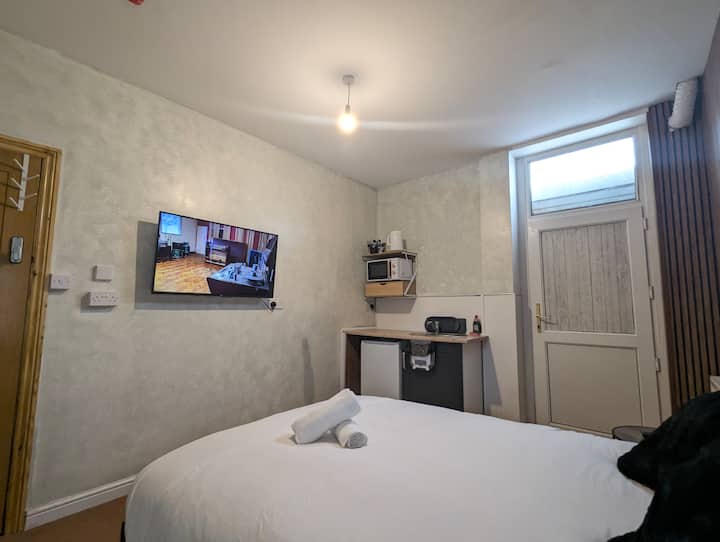 Inner-city Bedsit 2 - Cardiff