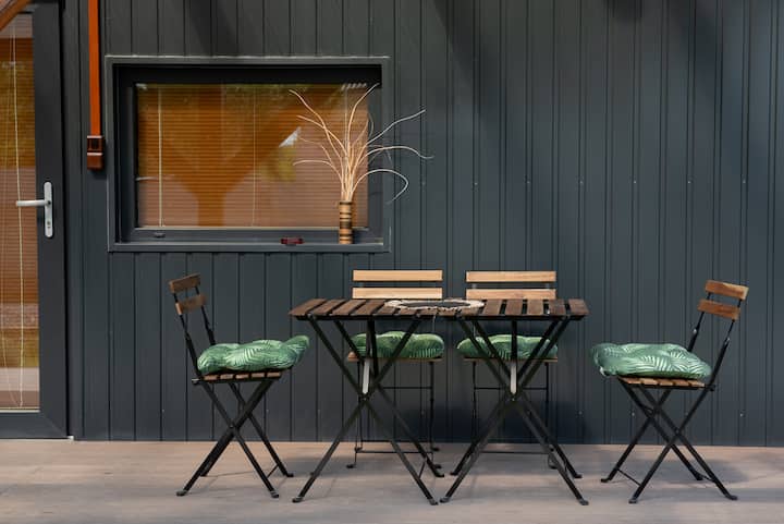 Cozy Tiny Container House By The River Danube - スロバキア