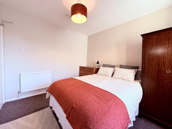 3br Home For Contractors | Garden & Street Parking - Swansea, UK