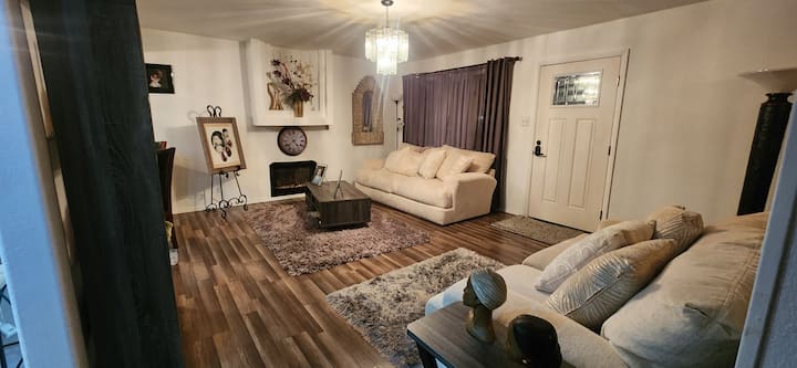 Charming Cozy Home • Spacious Family Retreat - Wyoming