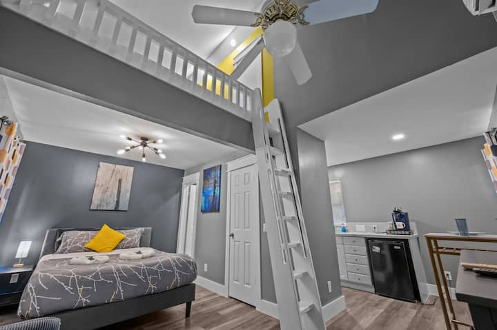 Stylish Loft Near Downtown, Med Center & More! - Houston, TX