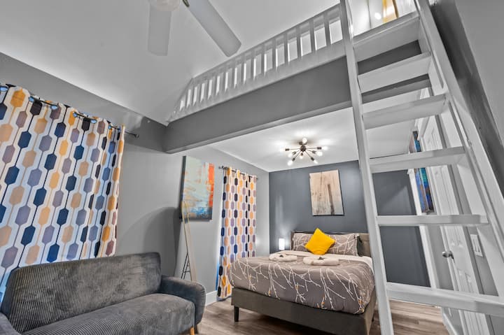 Stylish Loft Near Downtown, Med Center & More! - Bellaire, TX