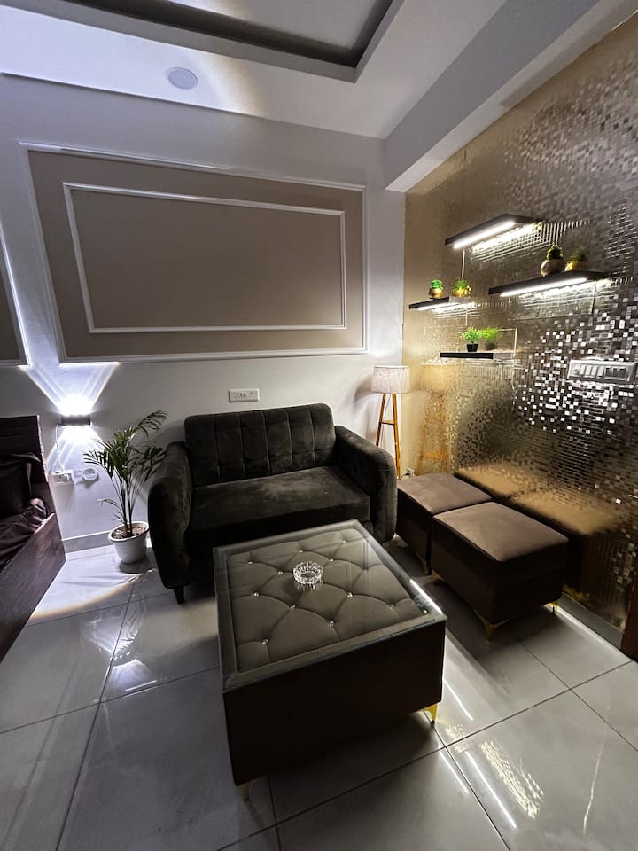 Velvet Wines Studio - Golden Majesty - Noida