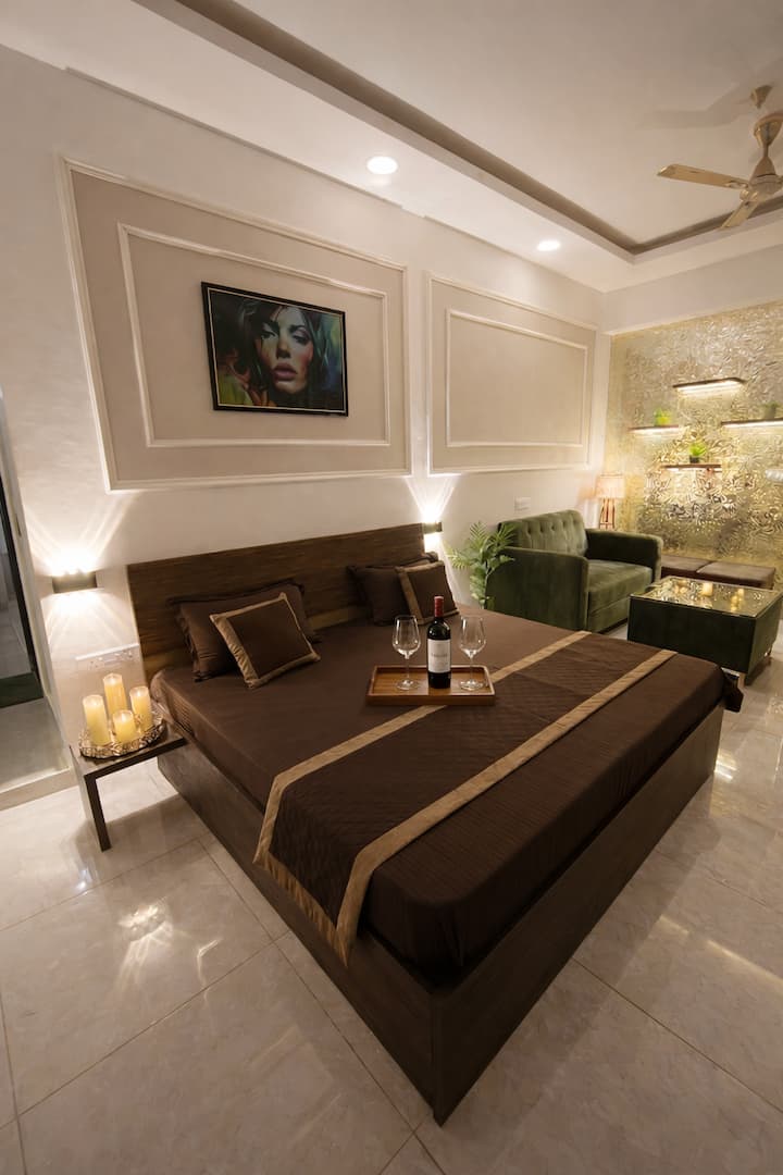 Velvet Wines Studio - Golden Majesty - Noida