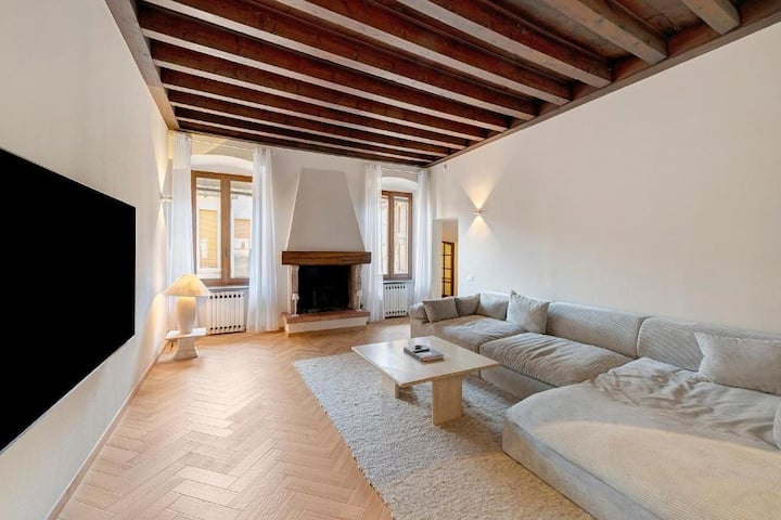 Monika: Penthouse In The Heart Of Town - Italien