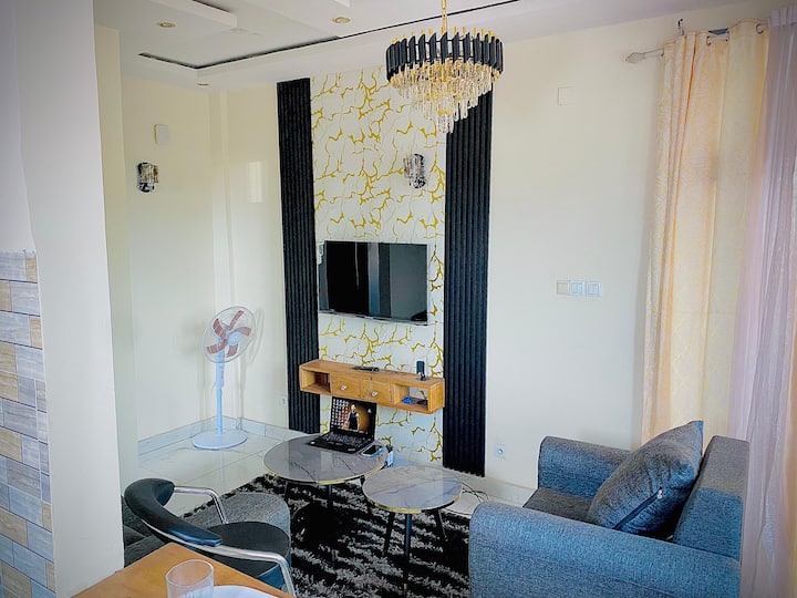 Bright, Airy Retreat With A Balcony And Fresh Air. - Kinshasa