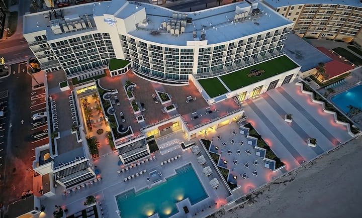 Steps Away From Daytona Beach! 4 Units, Pool - Daytona Beach, FL