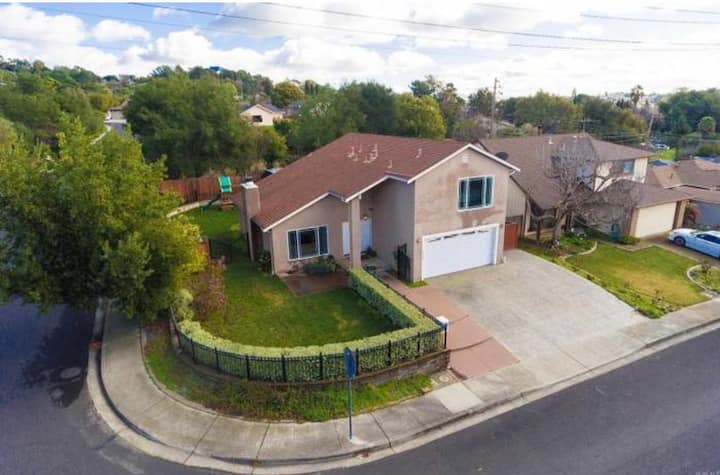 4bd/3ba Home W/ Spacious Backyard - American Canyon, CA
