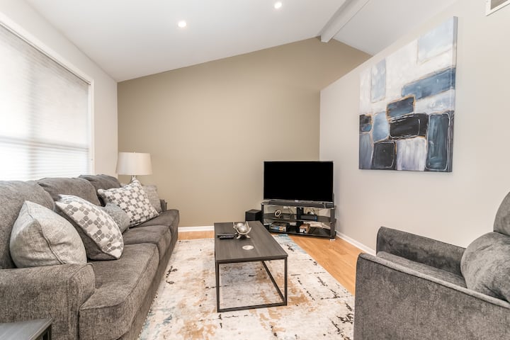 Aurora Fhs Rental - Johnston Dr *Extended Stay* - Oswego, IL