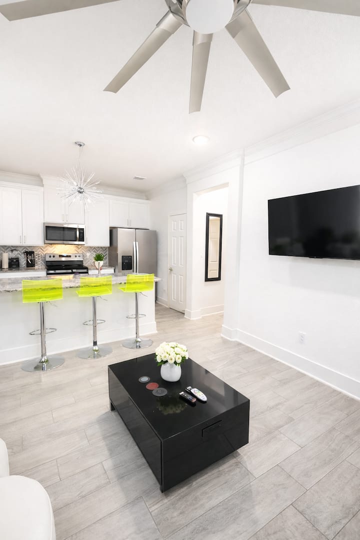 3 Bedrooms/3 Full Bathrooms Retreat Unit B - Houston, TX