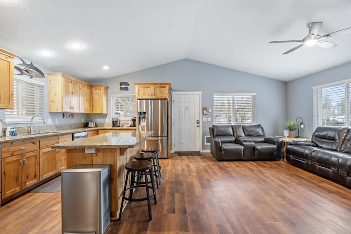 #Stayinmydistrict Anglers Retreat Near Jetty | Mar - Rockaway Beach, OR