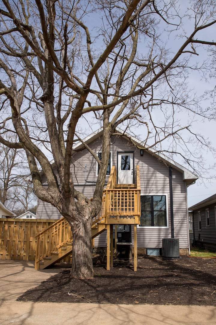 King Bed, Walk To Ue, New Reno, Spacious, Parking - Evansville, IN