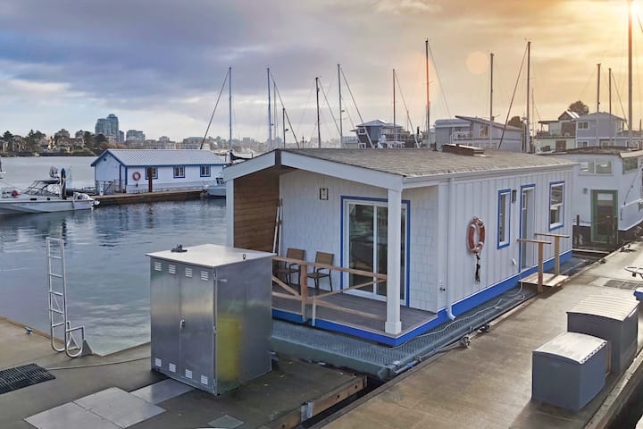 The Bluebell Floating Cottage - Victoria