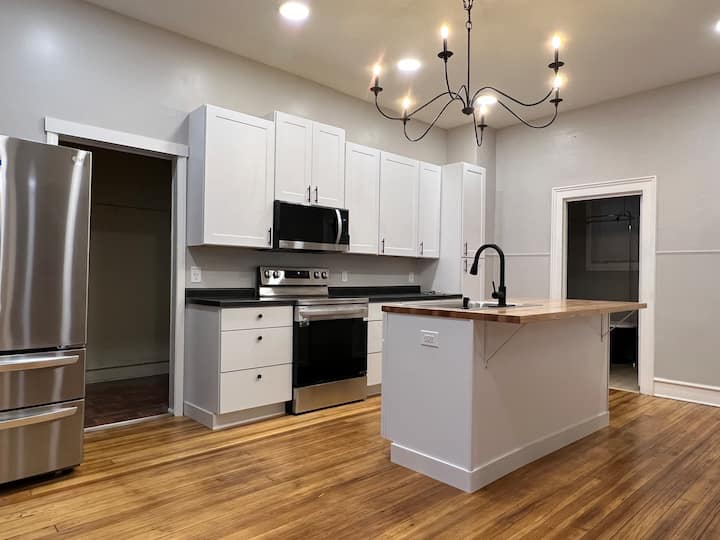 Large Historic 3 Bedroom Apartment, Sleeps 8! - グランド・ラピッズ, MI