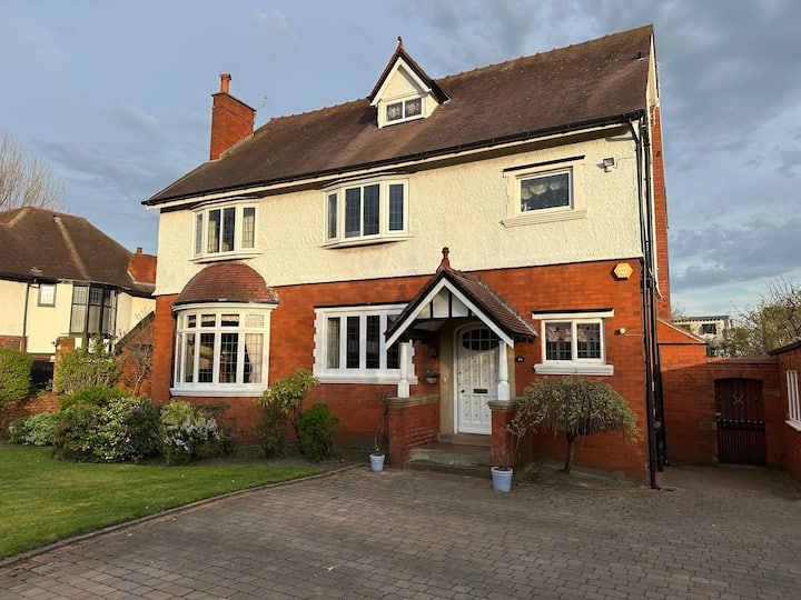 Victorian Detached Family Home In Pristine Gardens - Southport