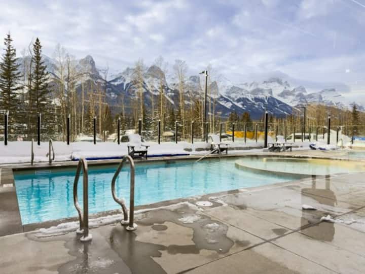 Spring Oasis: Brand New, Hot Tub/pool, Ac, Parking - Canada