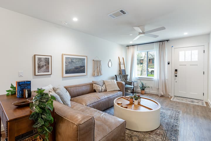 Modern East Austin Home | 4br W/ Yard & Coffee Bar - Austin